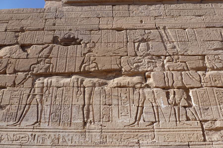 Des vases sont offerts au dieu Amon