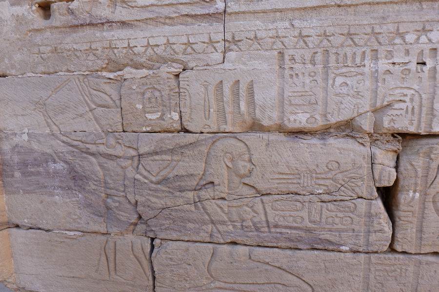 Des vases sont offerts au dieu Amon