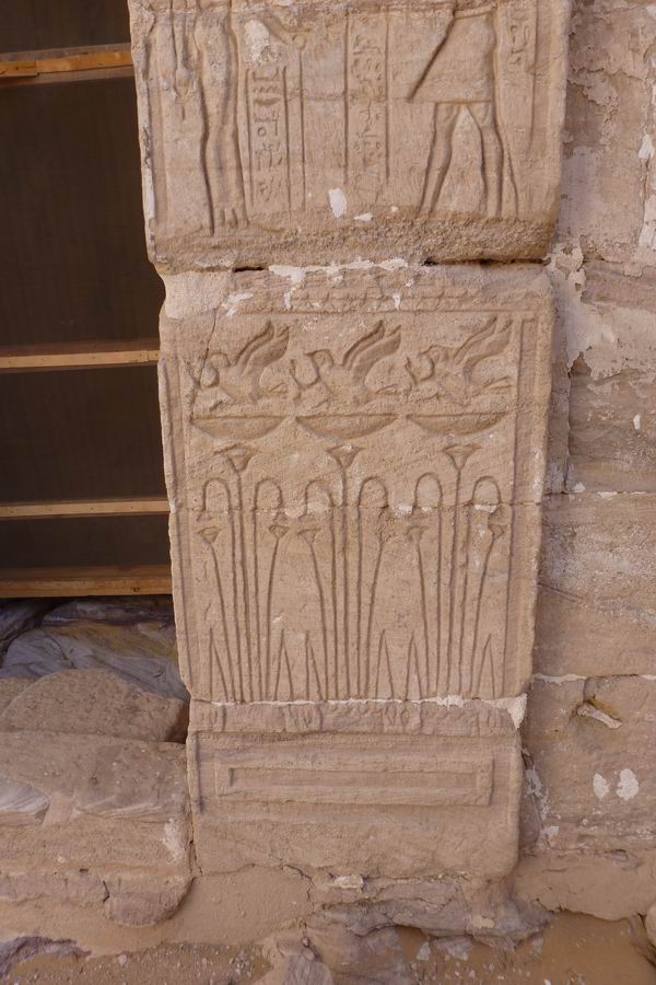 Des vases sont offerts au dieu Amon