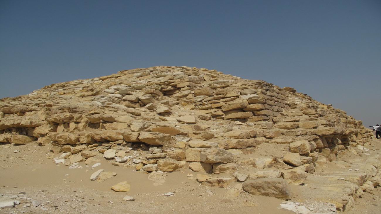 Cette pyramide fut découverte en 1900 par l
