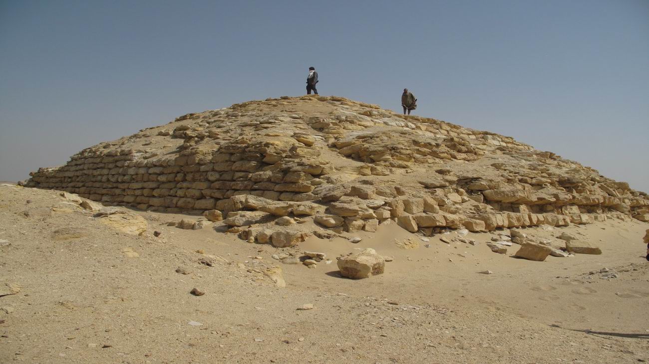 Cette pyramide fut découverte en 1900 par l